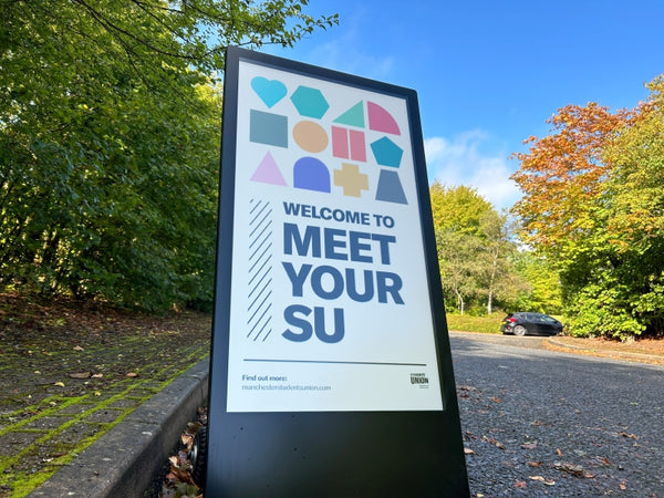 Electronic A-Board | Digital Pavement Sign Displays UK – Mid West Displays